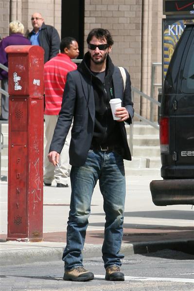 KEANEWS: May 11 2010 Keanu Reeves Drinks Coffee in NY